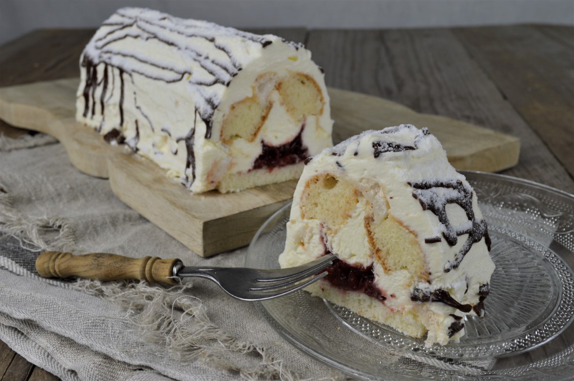 Boomstam met slagroom en een vleugje aardbeien bestellen | Bakkerij van der Grijn