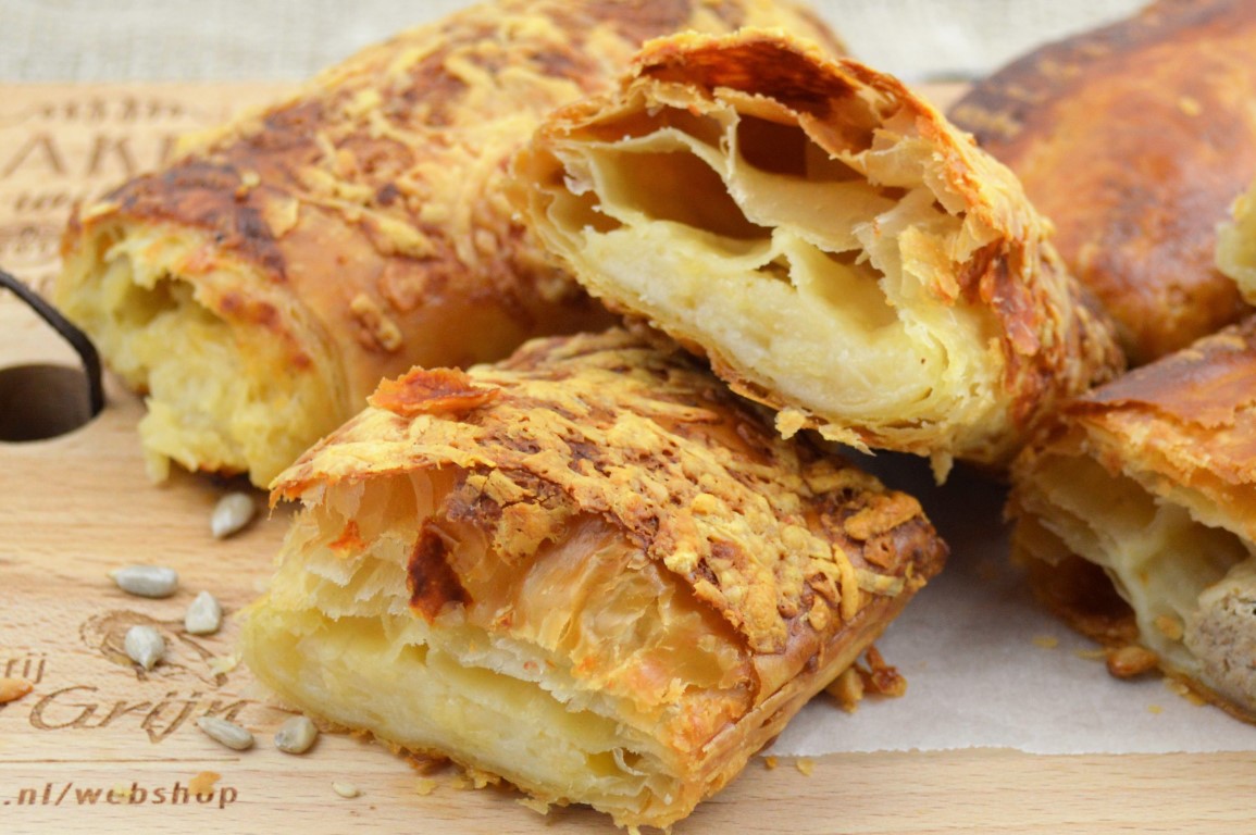 Mini kaas zonnepit broodje bestellen | Bakkerij van der Grijn